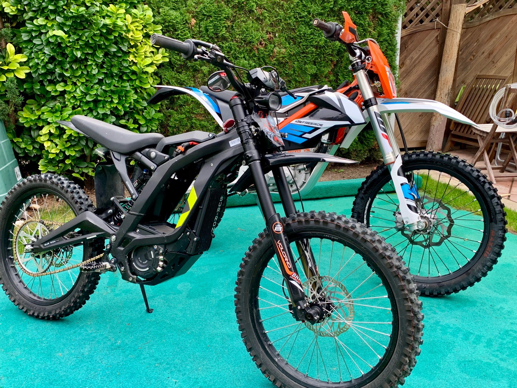 KTM Freeride E-XC vs. Sur Ron Firefly | Motorradreporter
