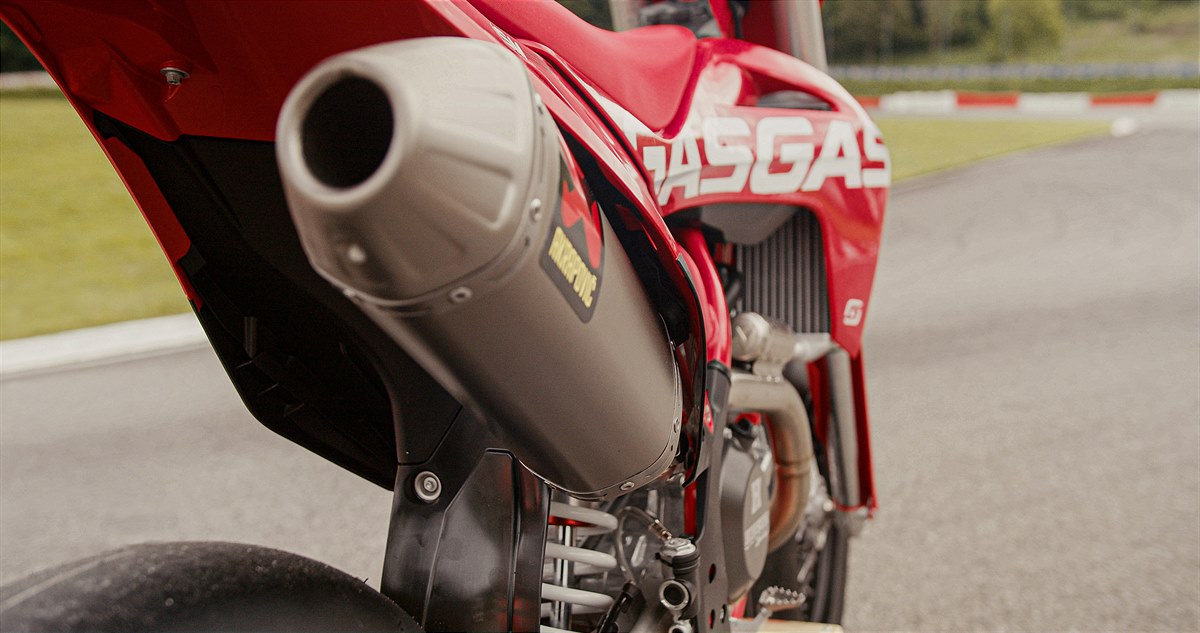 GASGAS verwandelt eine serienmäßige MC 450F in eine scharfe Supermoto ...