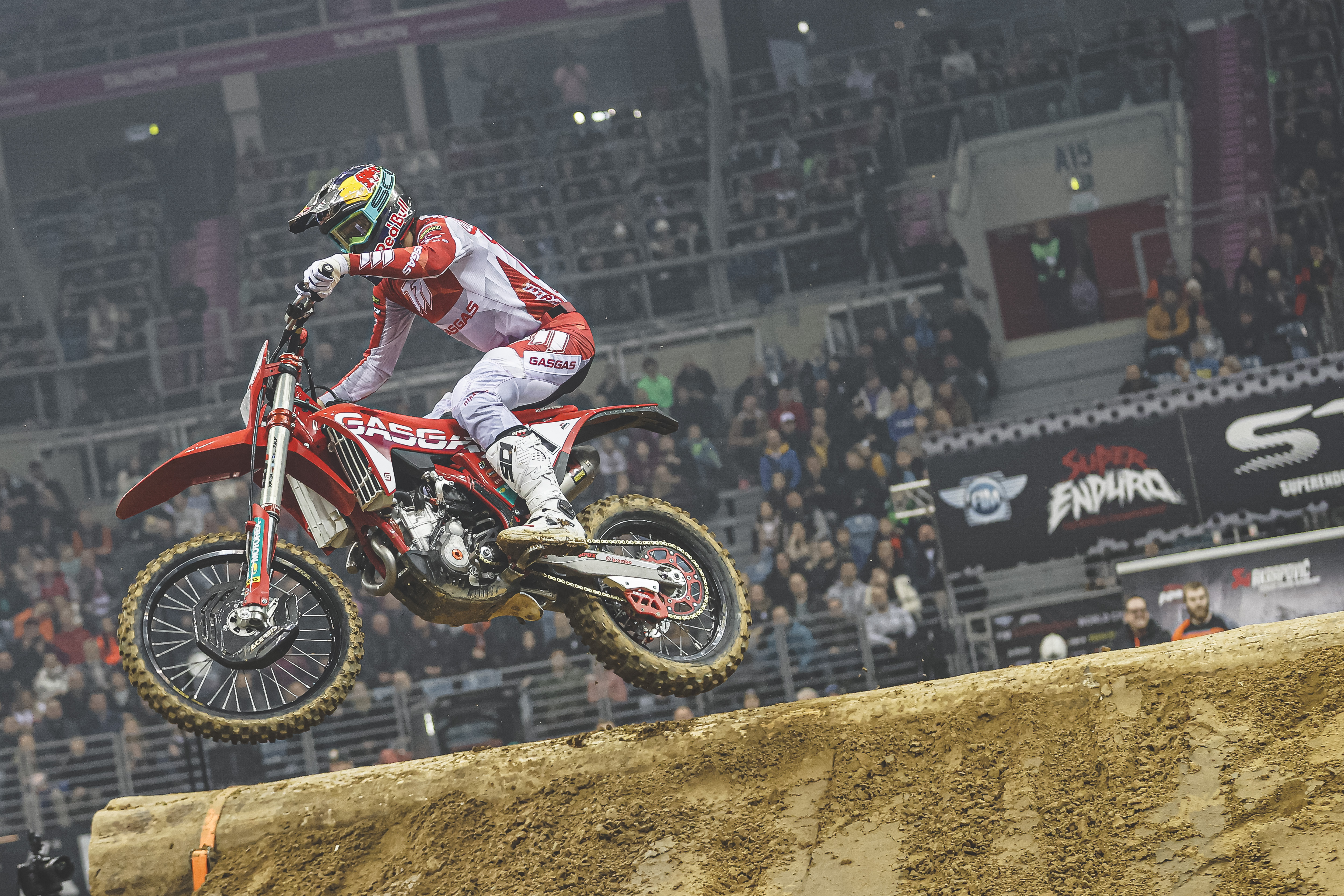 Starker Auftritt von Taddy Blazusiak bei der ersten Superenduro Runde ...