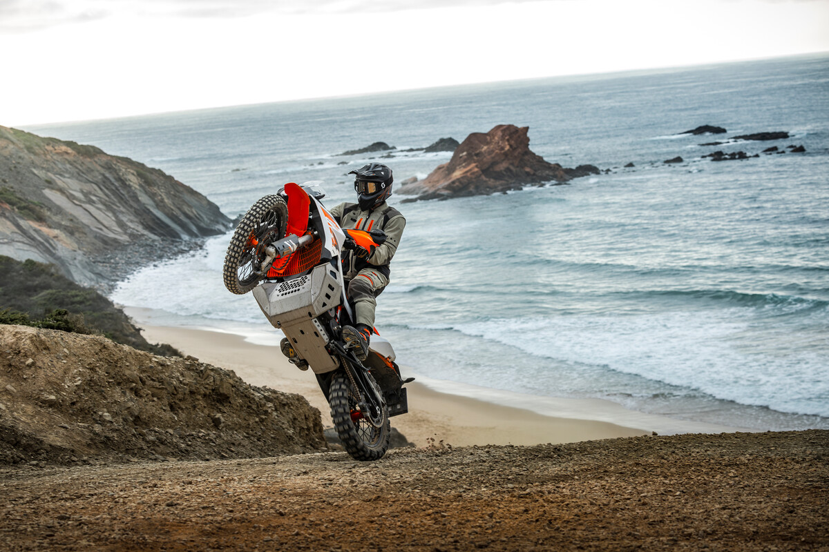 KTM 890 ADVENTURE R 2025 regiert die Mittelklasse im Travel-Segment ...