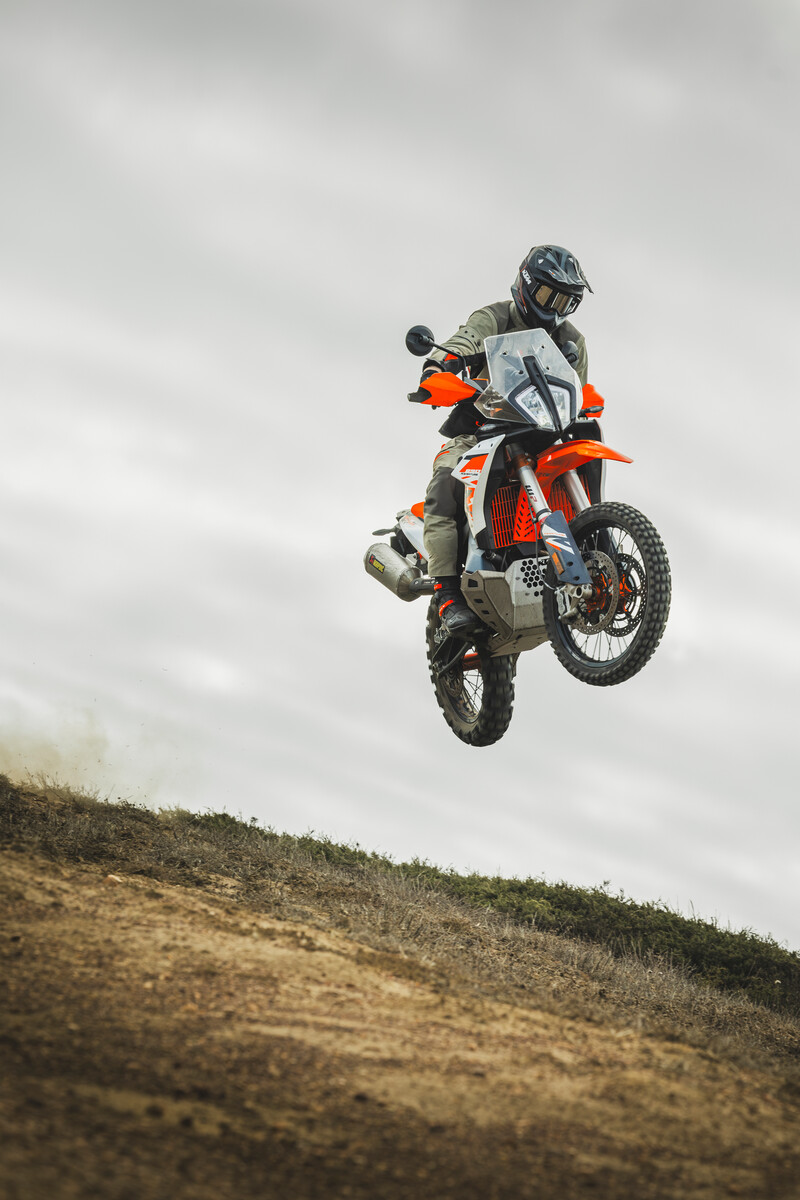 KTM 890 ADVENTURE R 2025 regiert die Mittelklasse im Travel-Segment ...