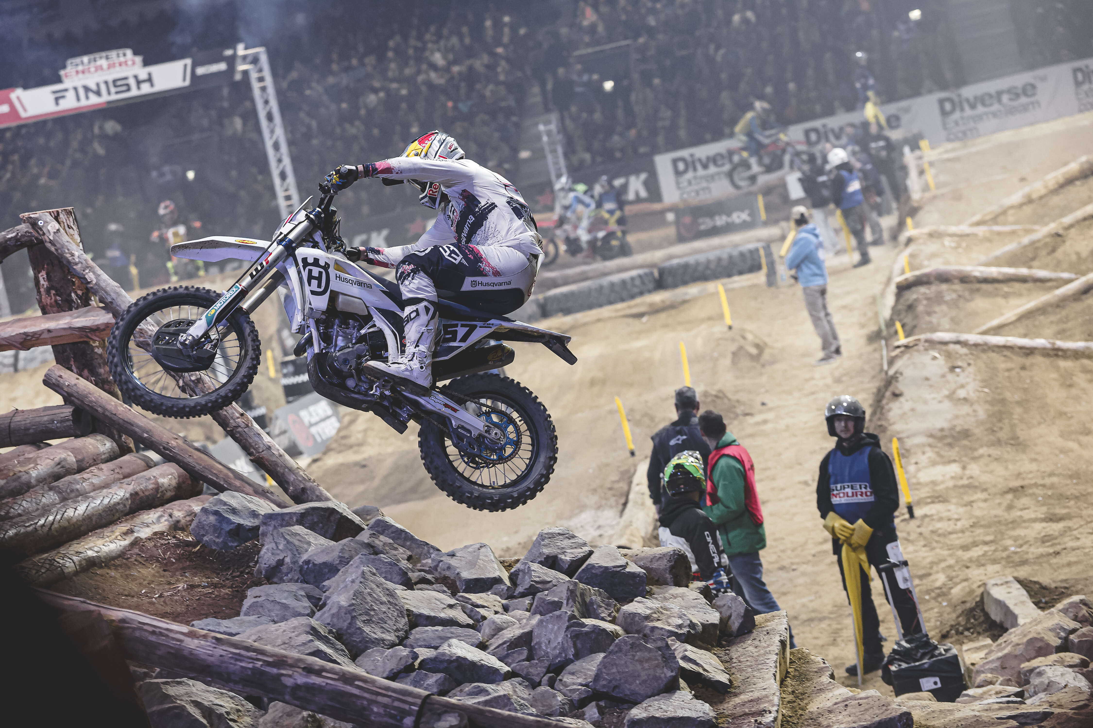 Perfekte Nacht für Billy Bolt bei der zweiten Runde der SuperEnduro ...