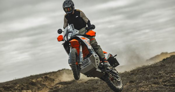 KTM 890 ADVENTURE R 2025 regiert die Mittelklasse im Travel-Segment ...
